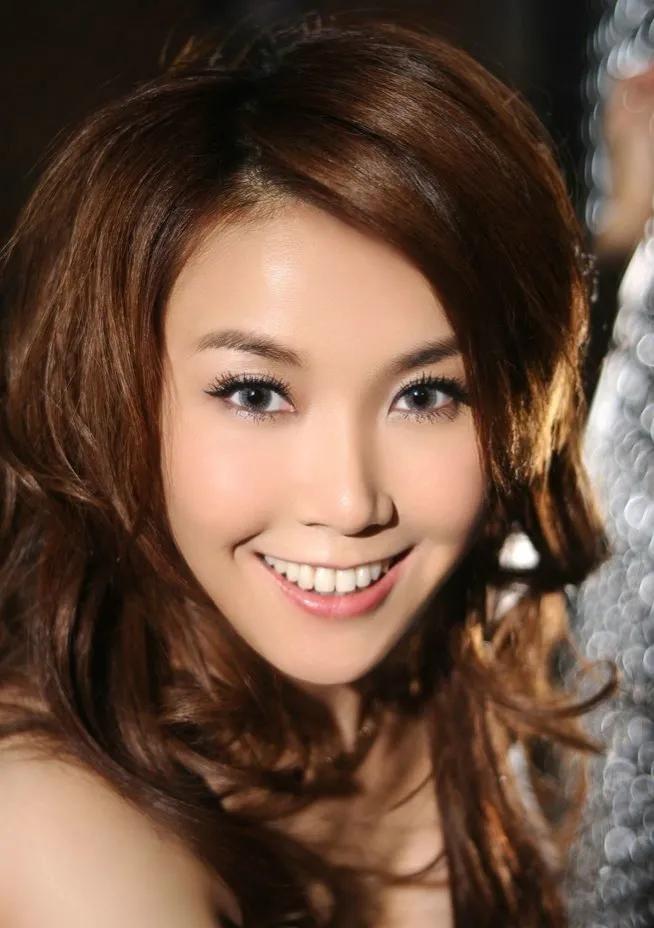 singer Wang Rong - iNEWS