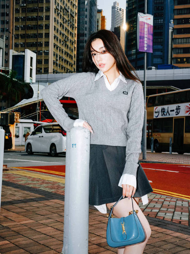 Fang Yuan posted photos on the street and wore a blue short skirt with ...