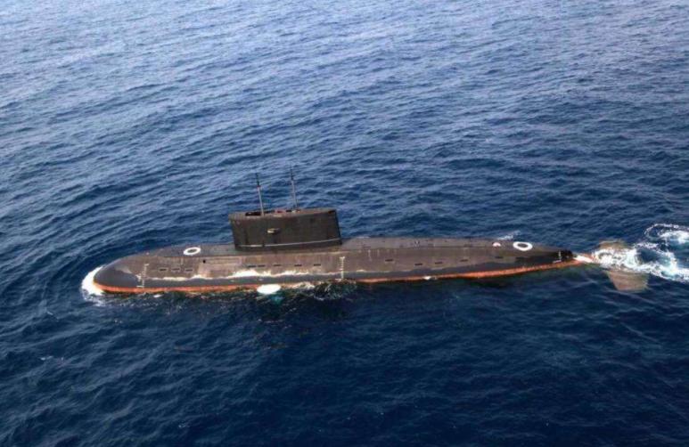 The Russian submarine passed through the Japanese Strait, and the Self ...