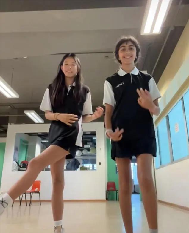 Zhang Ting and his wife immigrated to Singapore, and their daughter ...