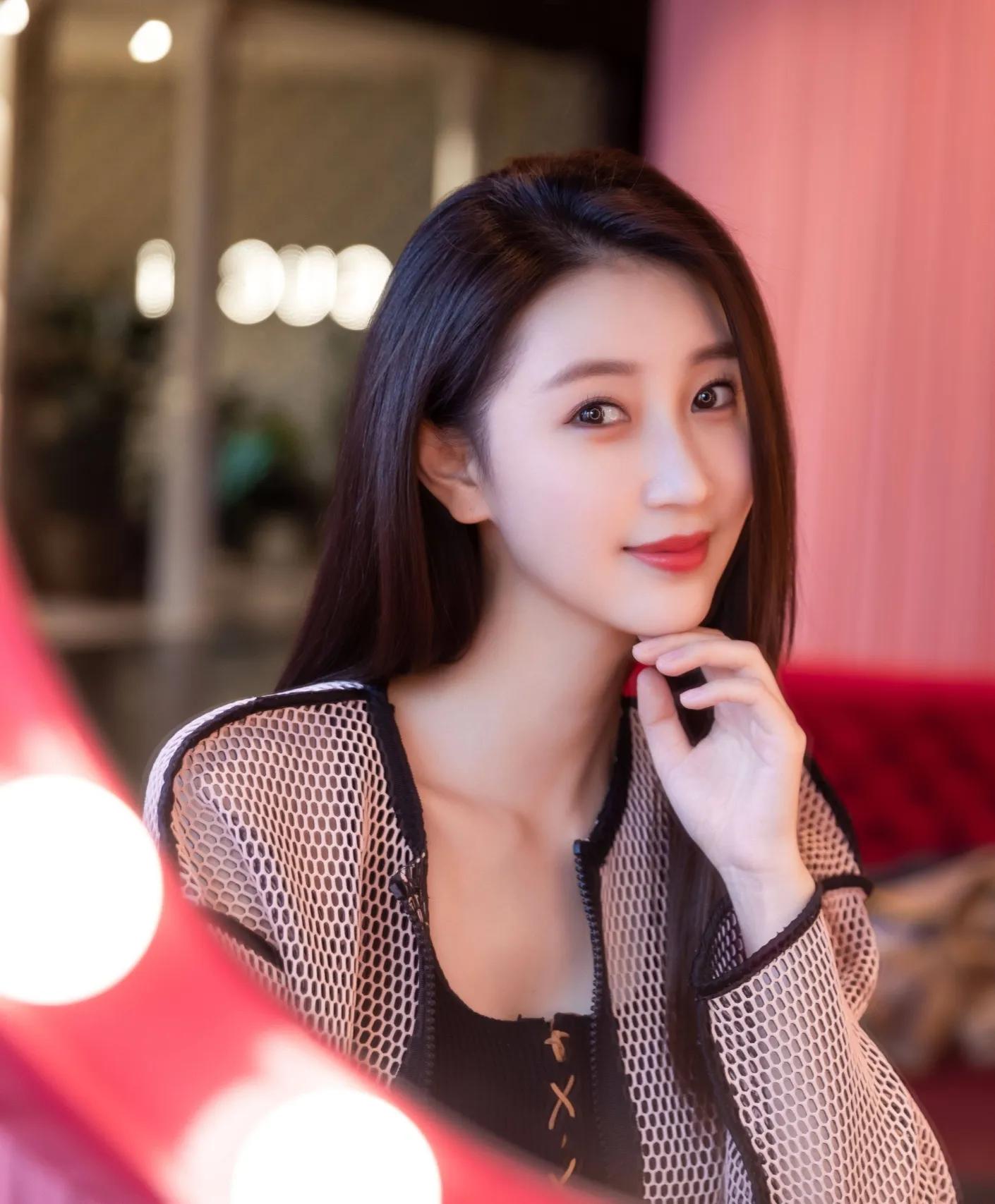 Temperament actress Chu Yue - iNEWS