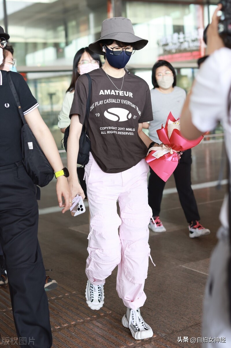 Yu Kewei appeared at Beijing Airport and received a large bouquet of ...