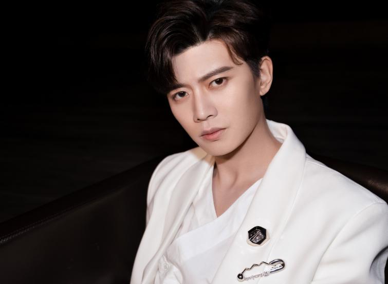 Ren Jialun's group of pure white suits is so handsome!Charm all the ...