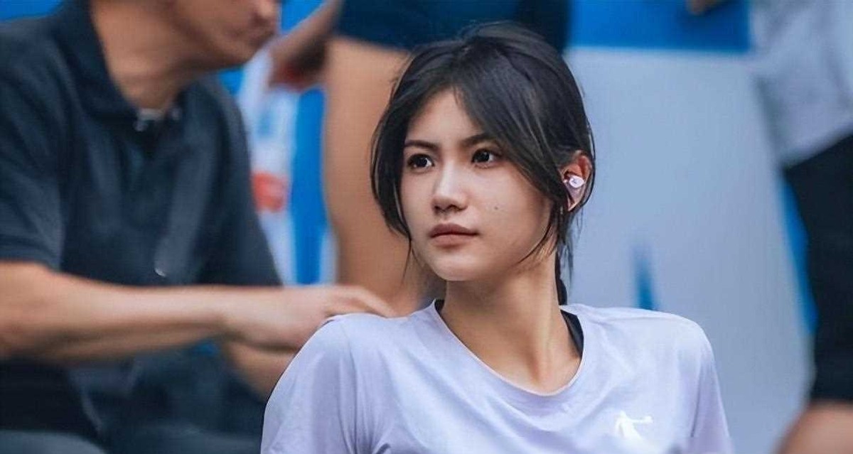 Xia Si Ning appeared on CCTV1! Sa Beining exclaimed: So pretty! 21-year-old Xia Si Ning looked ...
