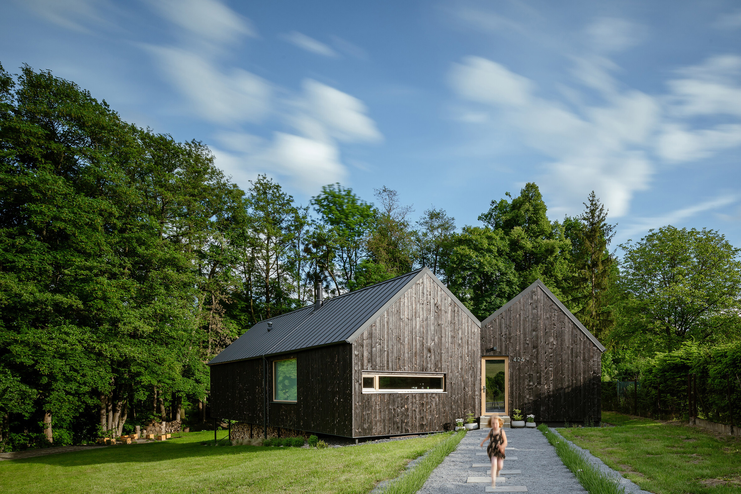 V-shaped log cabin in the Czech countryside - iMedia