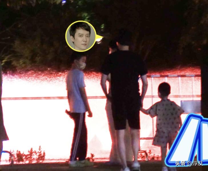 Feng Shaofeng watches the light show with his son, thinks about ...