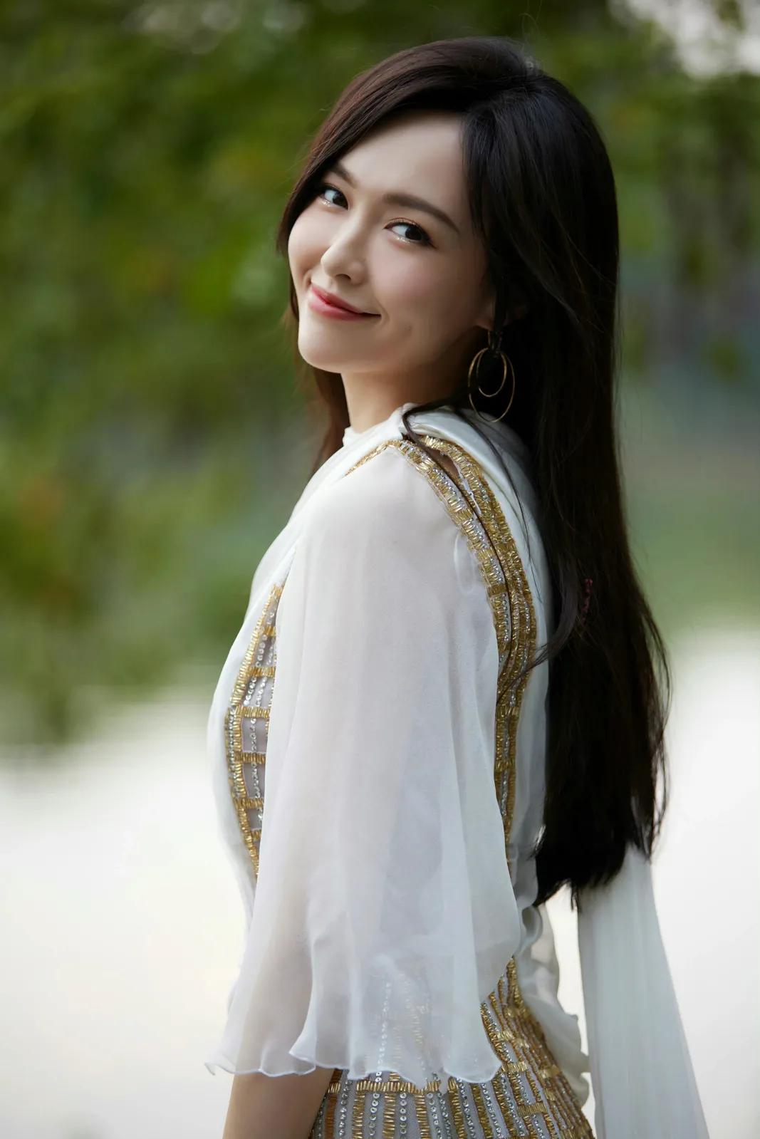 Fashionable and Beautiful Tang Yan - iNEWS