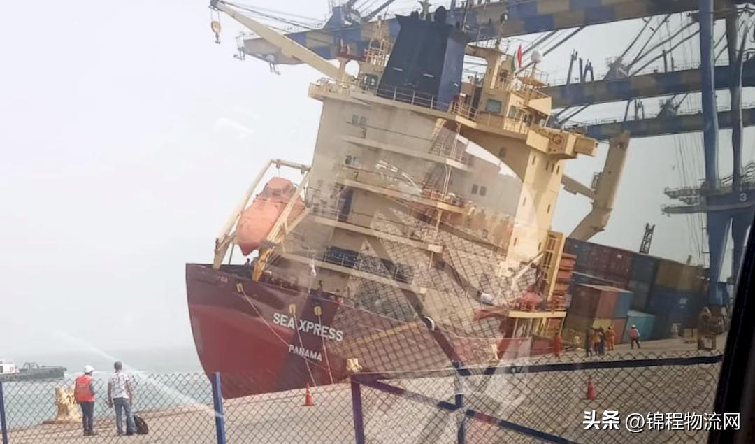 Cargo ship lost stability during cargo operation!Several containers ...