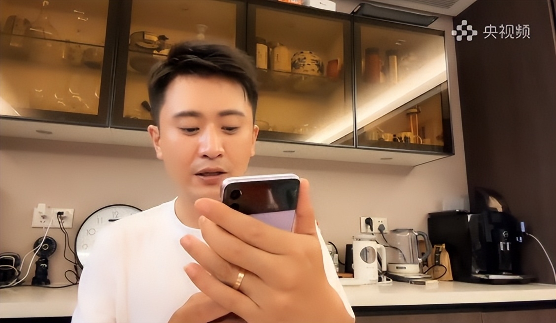 Yang Fan: Live live broadcast zoomed in, took his 8-year-old daughter ...