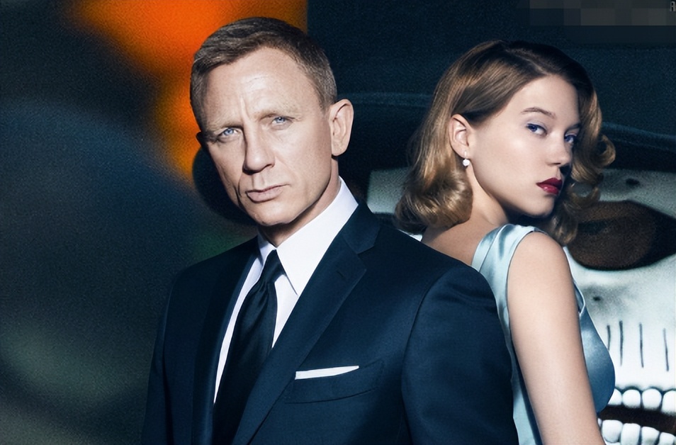 "007" James Bond vs. Casino Royale, a contest between spies and ...