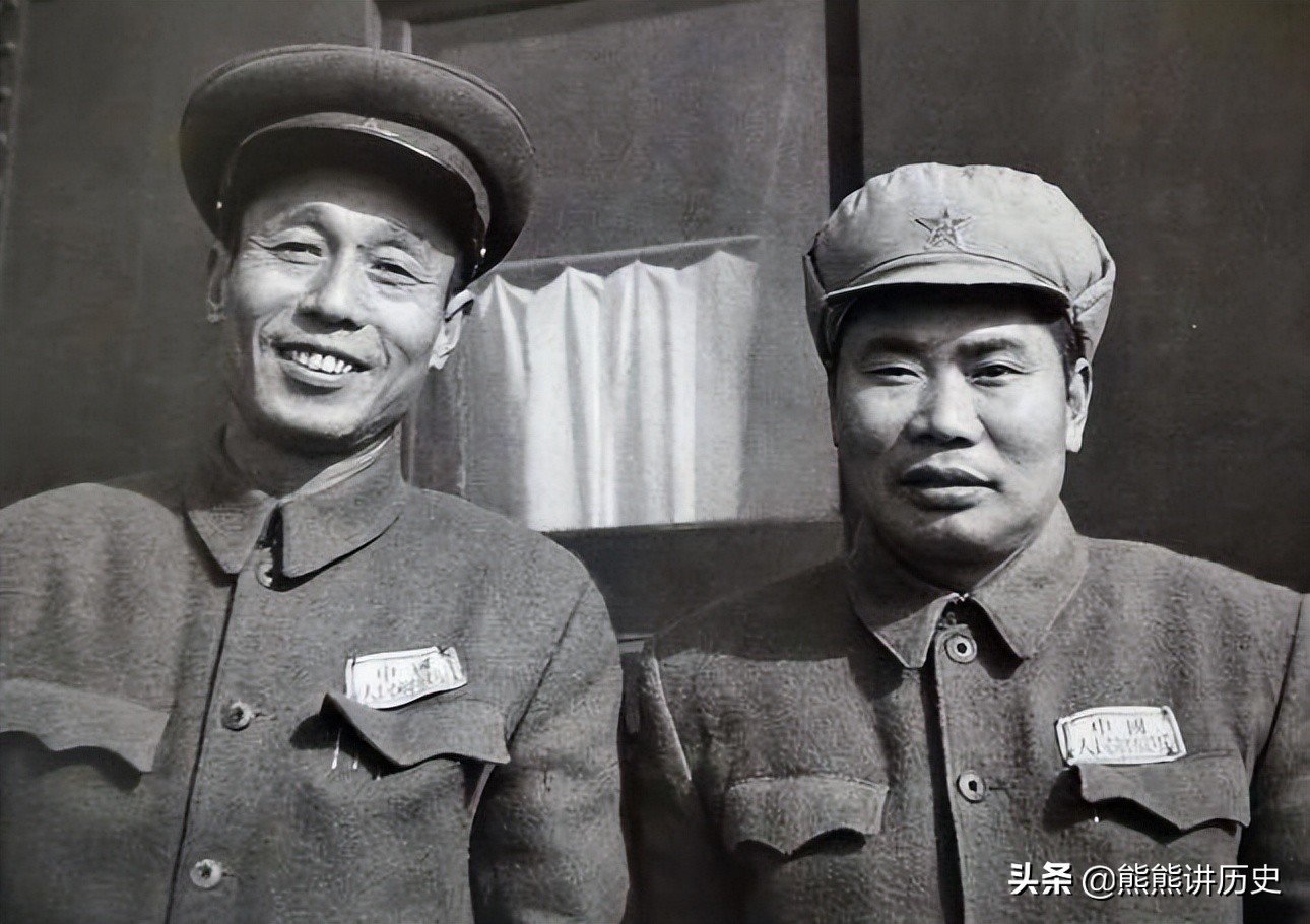 The precious group photo of Yang Dezhi and General Deng Hua, who are ...