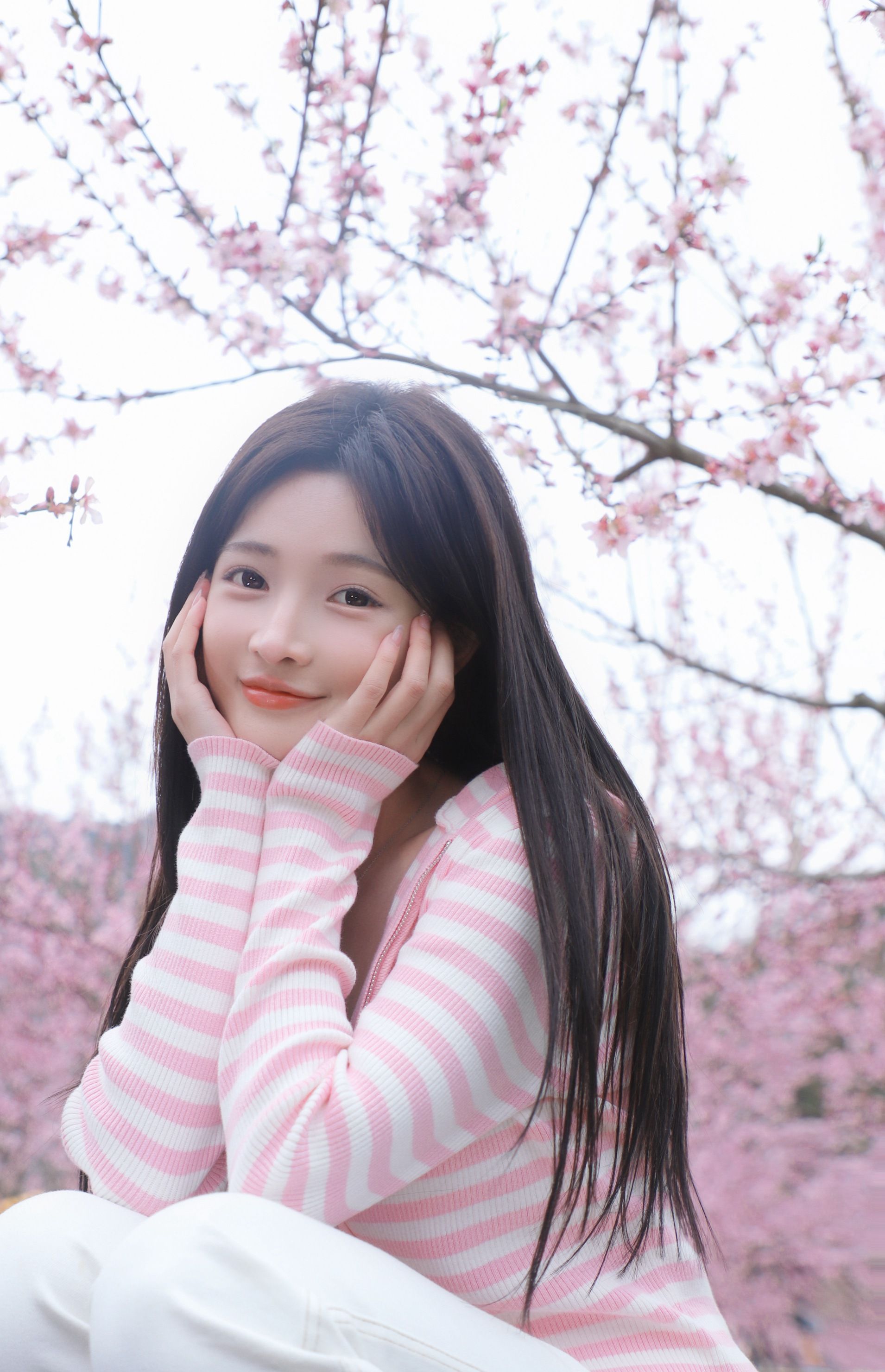 Wang Xiaoxiao's flowing long hair and sweet smile photo - iMedia