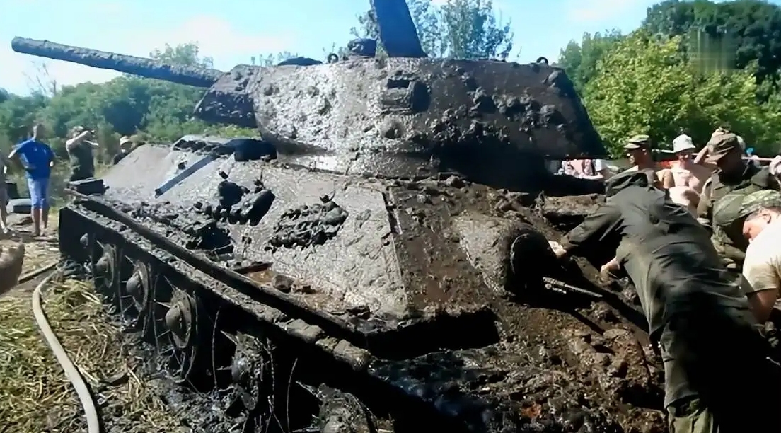 How much World War II equipment is buried in Russia?The "Earth Diggers ...