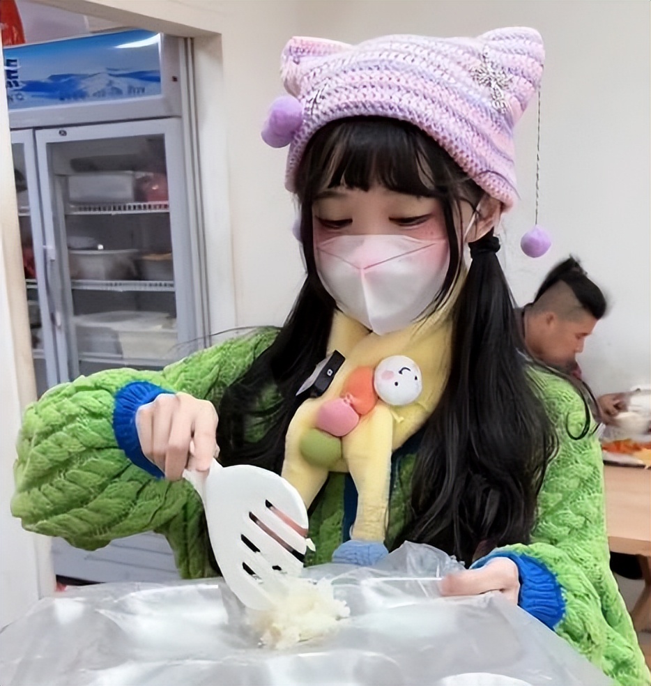 Internet celebrity Cai Luoli danced in a navel-baring dress, went into battle in a vacuum ...