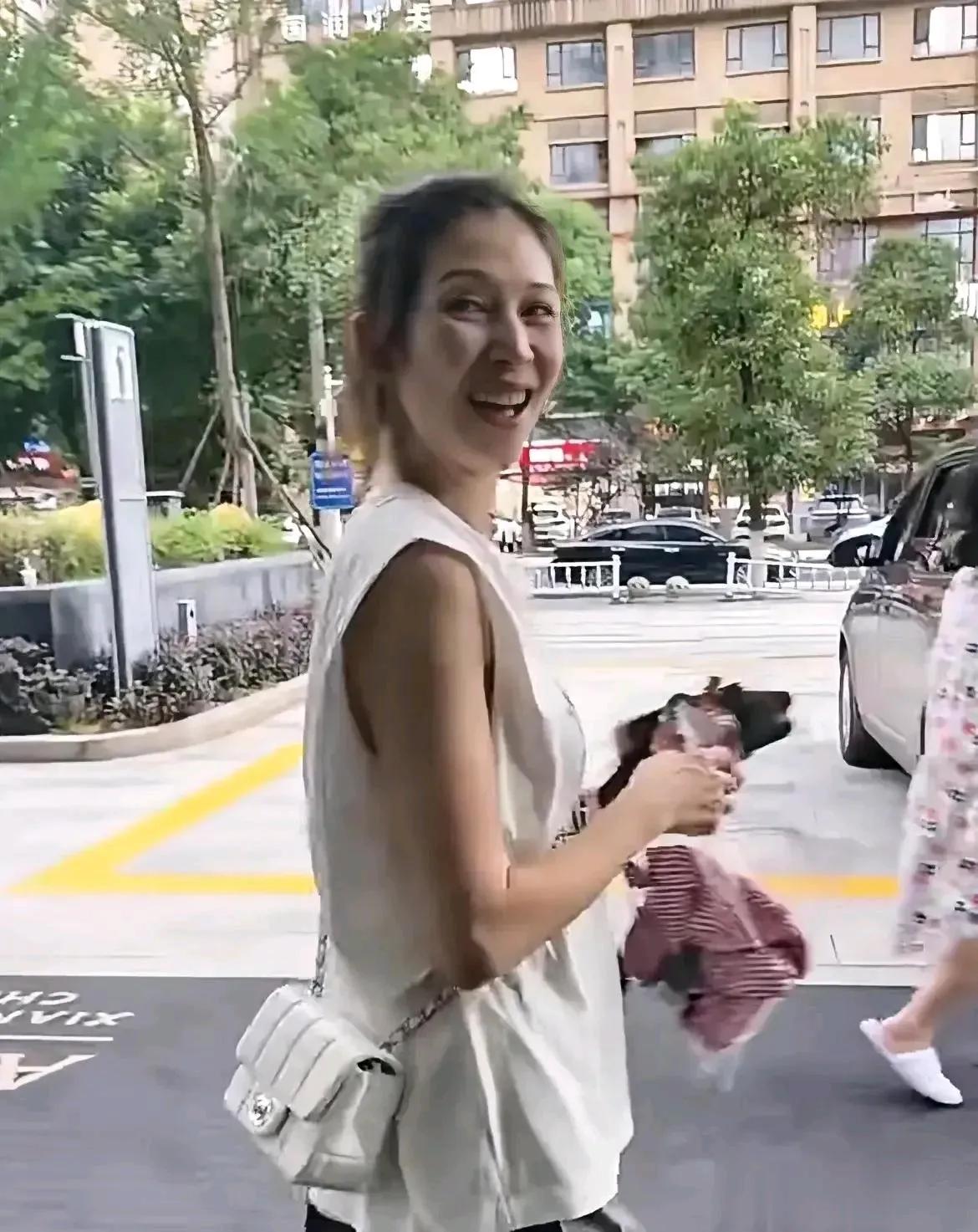 Ada Choi is 49 years old now. After her bare-faced photos were exposed, people were amazed. - iNEWS