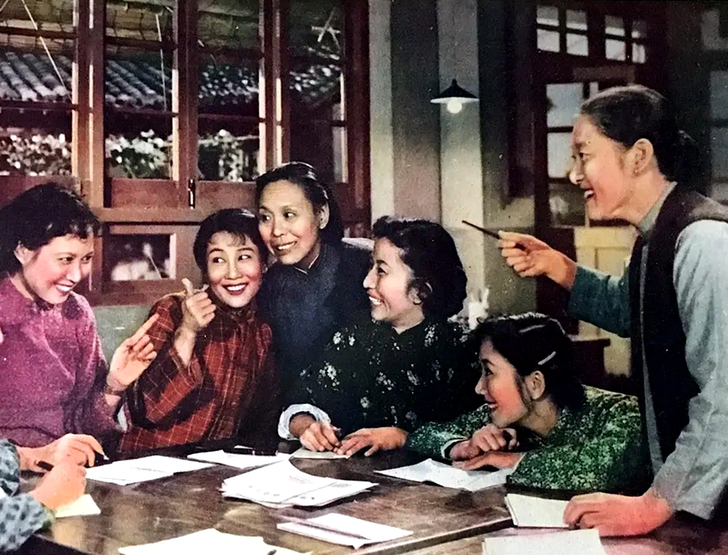 In the old movie of the Shanghai Film Studio in the 1950s, the female ...