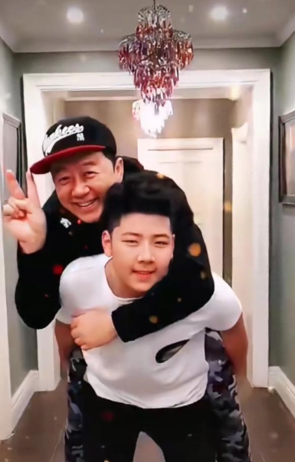 Guo Tao took photos and lamented that his son had grown up. At the age of 15, Shi Shi was ...