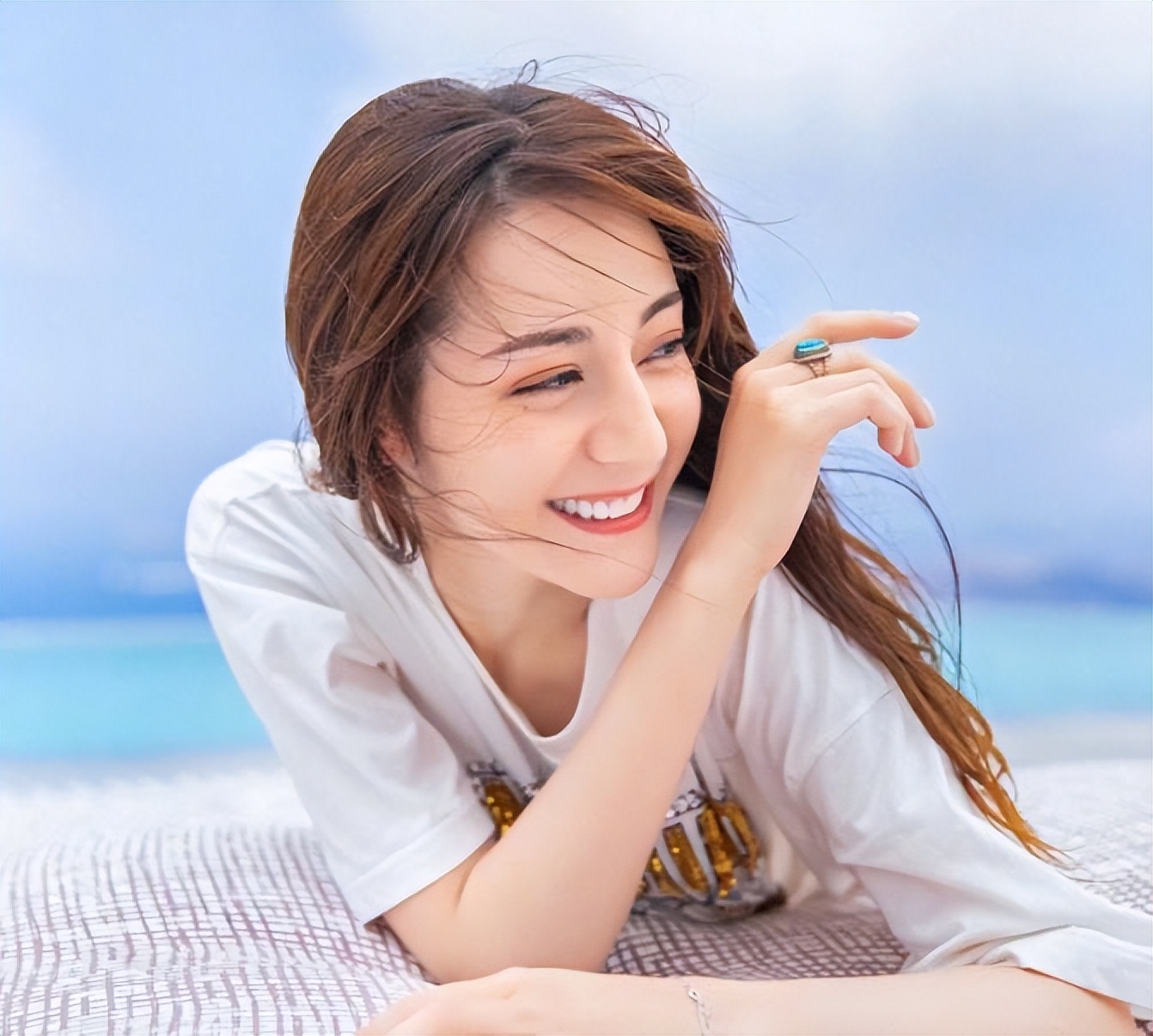 Dilireba has a lot of warm sun on the beach recently, with fair skin ...