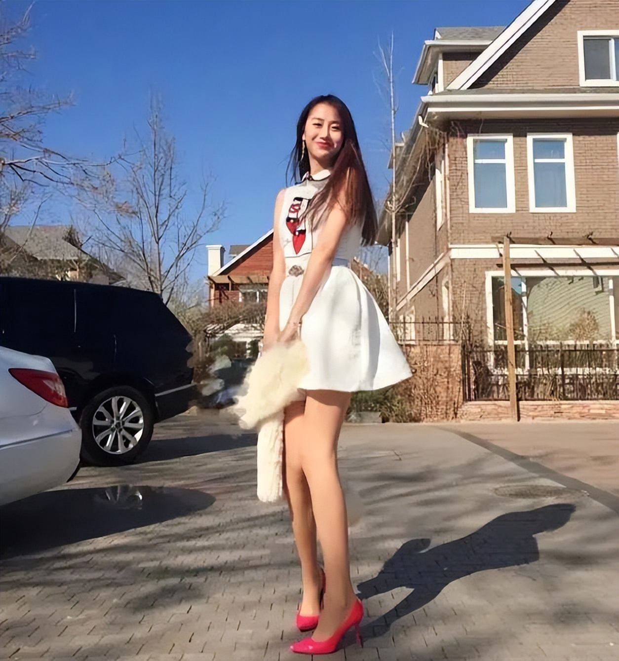 Chen Lu took a full-body photo, showing off her long legs in shorts!She ...