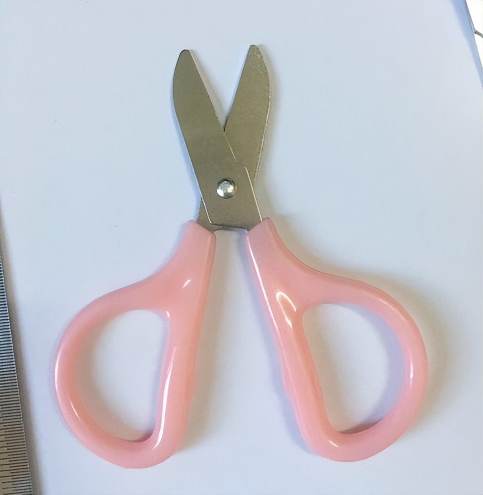 I just realized that using only 3 common small objects, blunt scissors ...