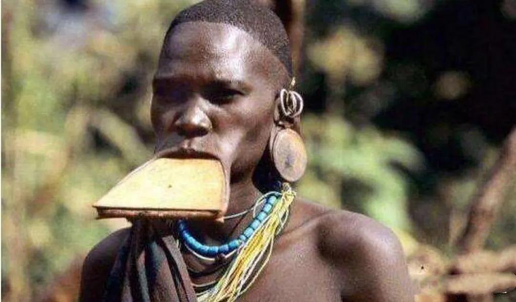 In this tribe in Africa, women cut their lips and put them on plates ...