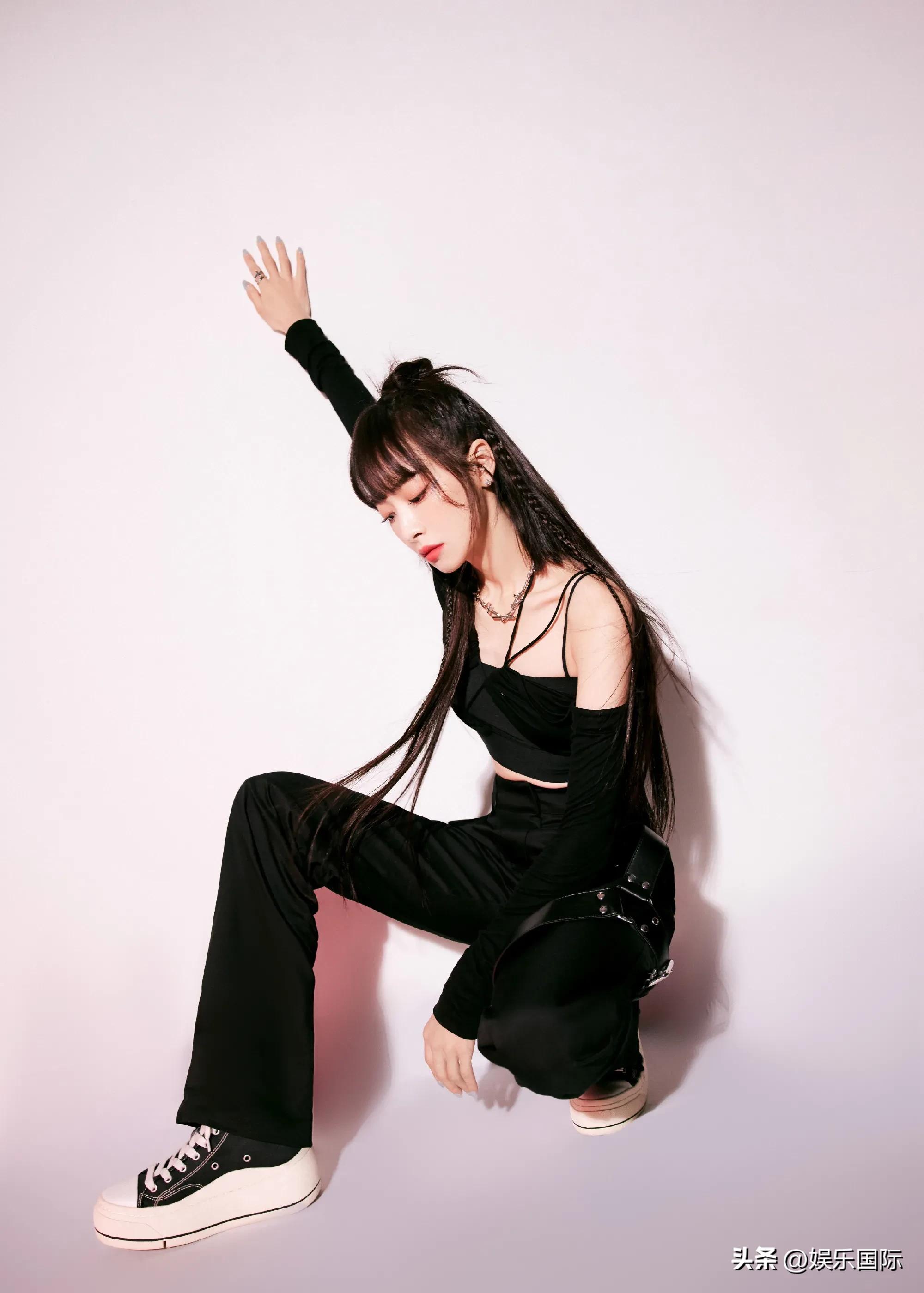 Song Qian's long hair style is too stunning, wearing a navel dress is ...