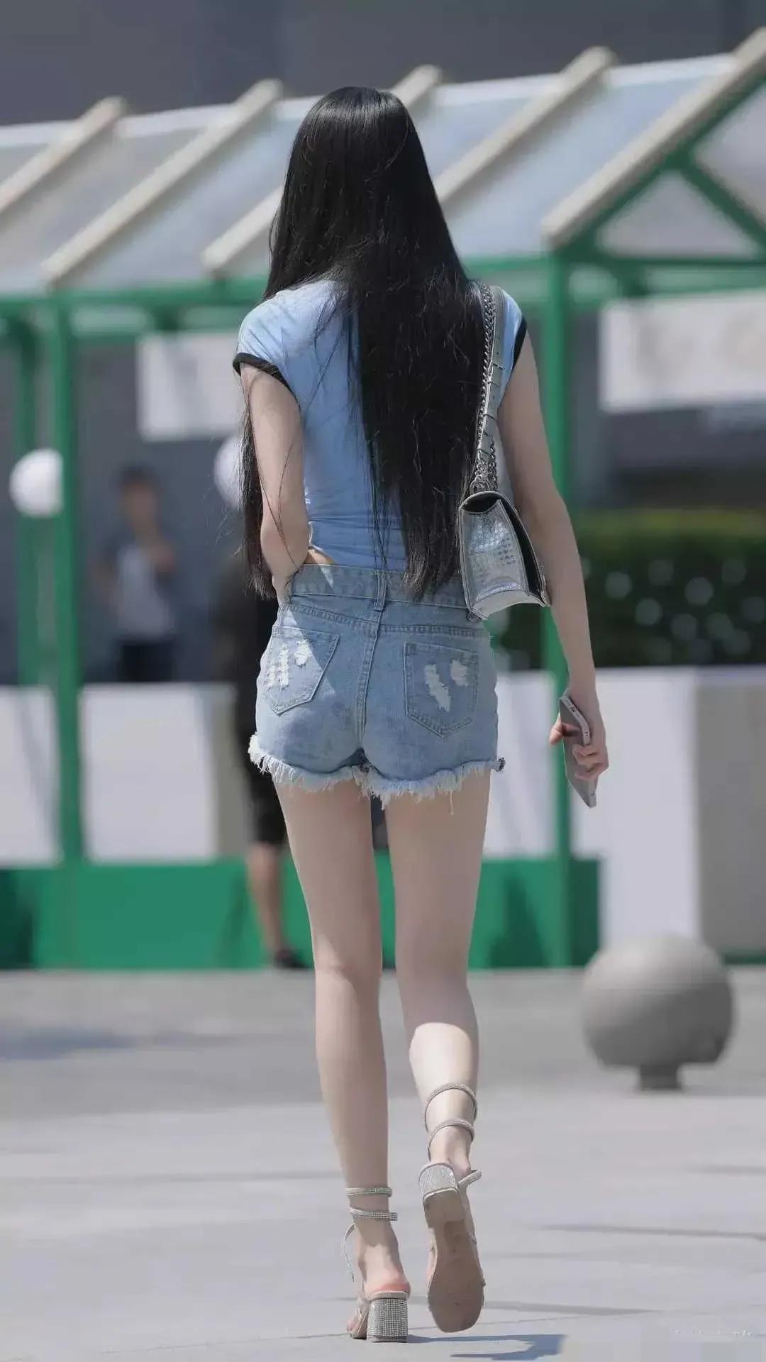 Tall beauty, blue V-line T-shirt and denim shorts go well - iNEWS