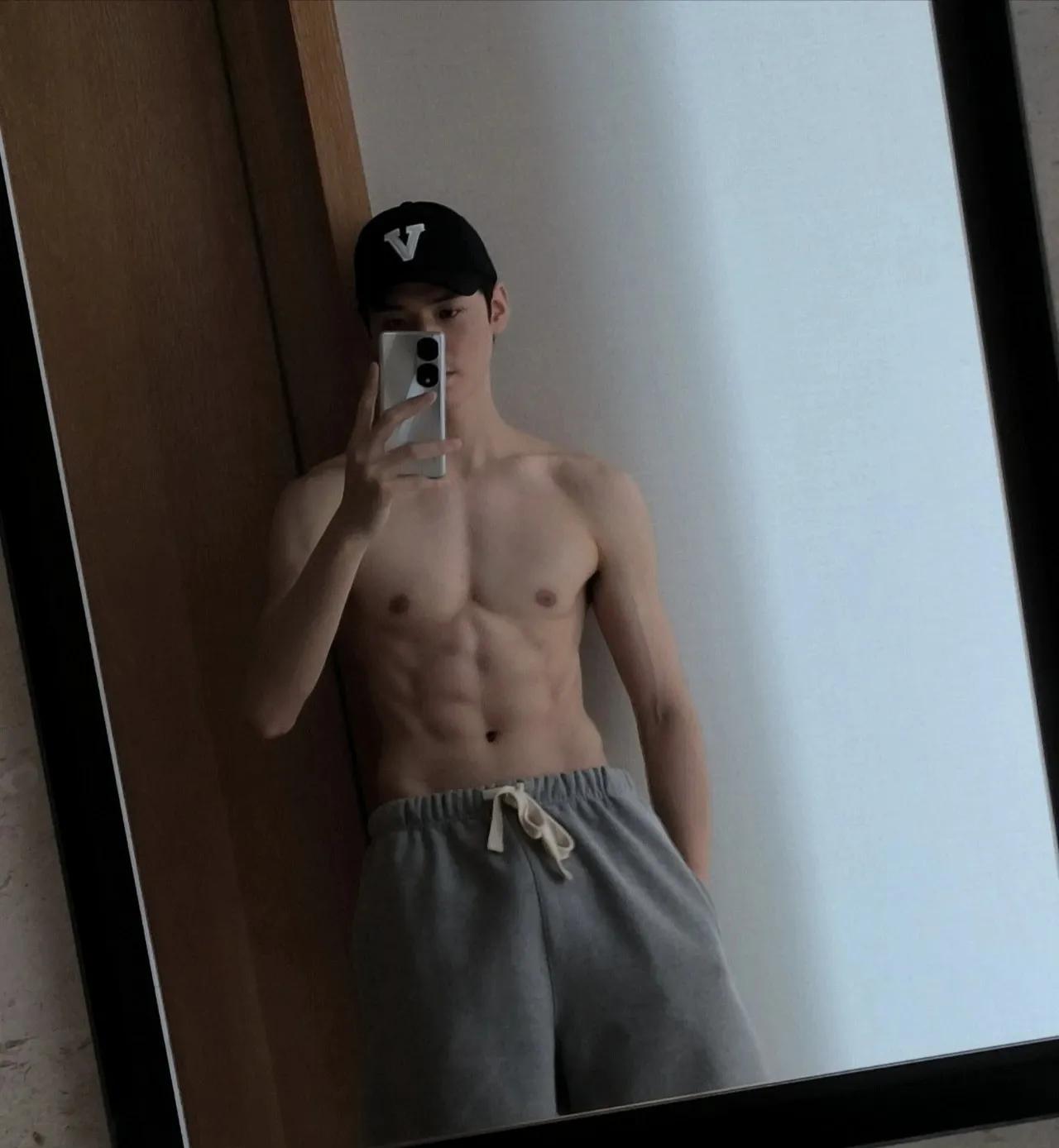 Gong Jun Abdominal Muscle Mermaid Waist Photo - iNEWS