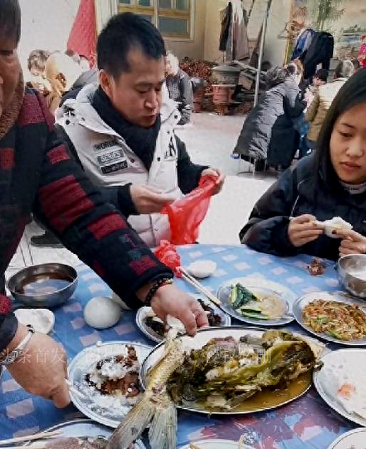 Actor Li Jiaming had a banquet in the countryside and packed hard ...