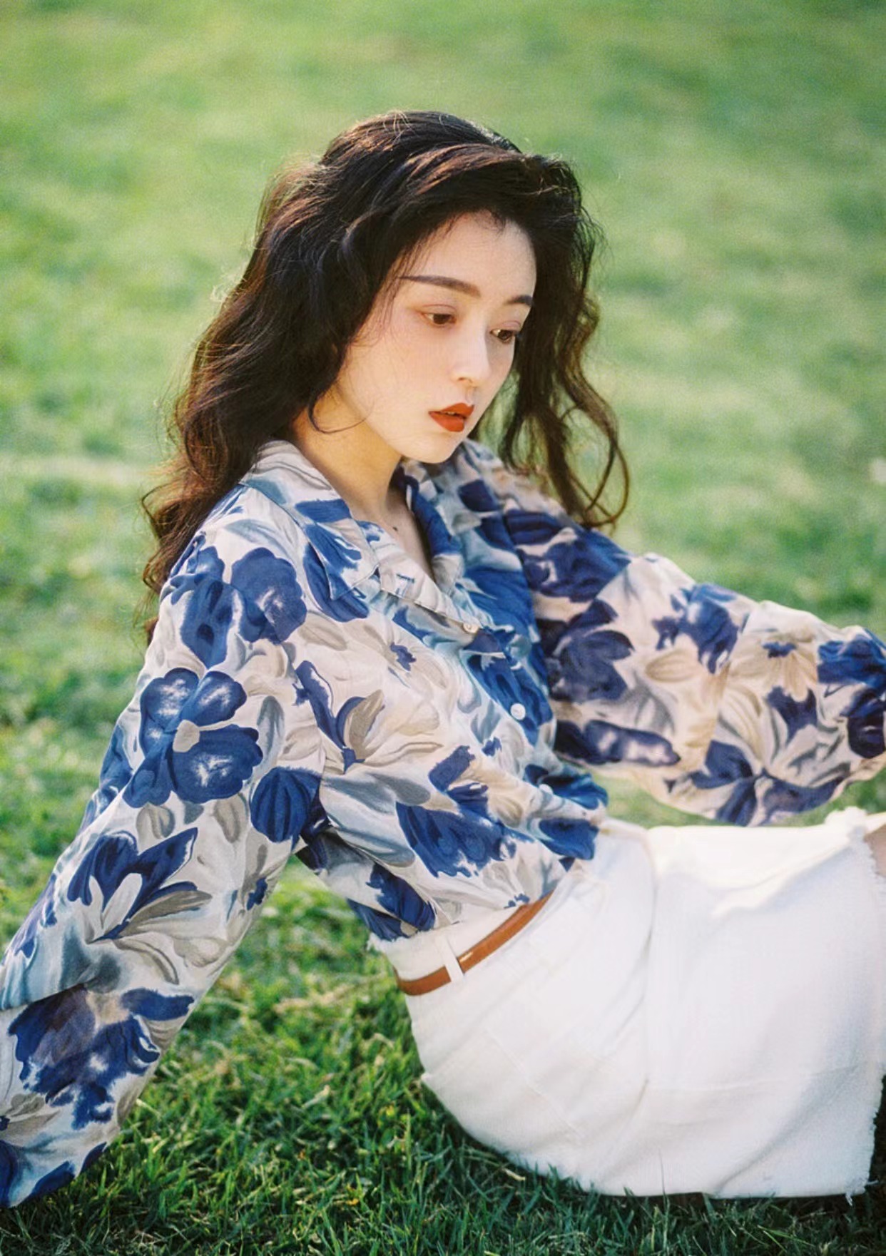 Portrait photography poses are not monotonous, grass portraits are shot ...