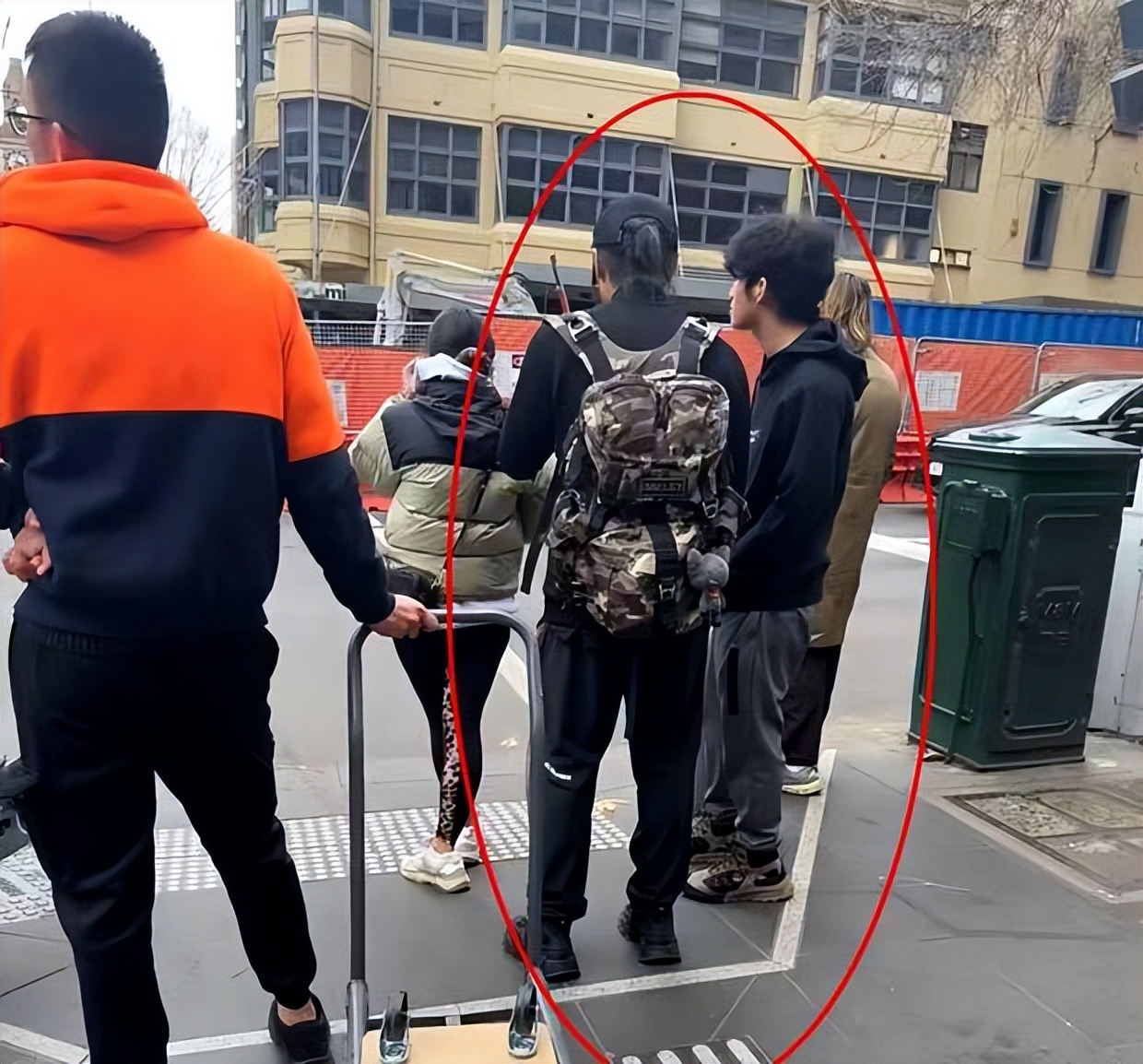 Nicholas Tse took his eldest son to go skiing, Lucas' curly hair bumped ...