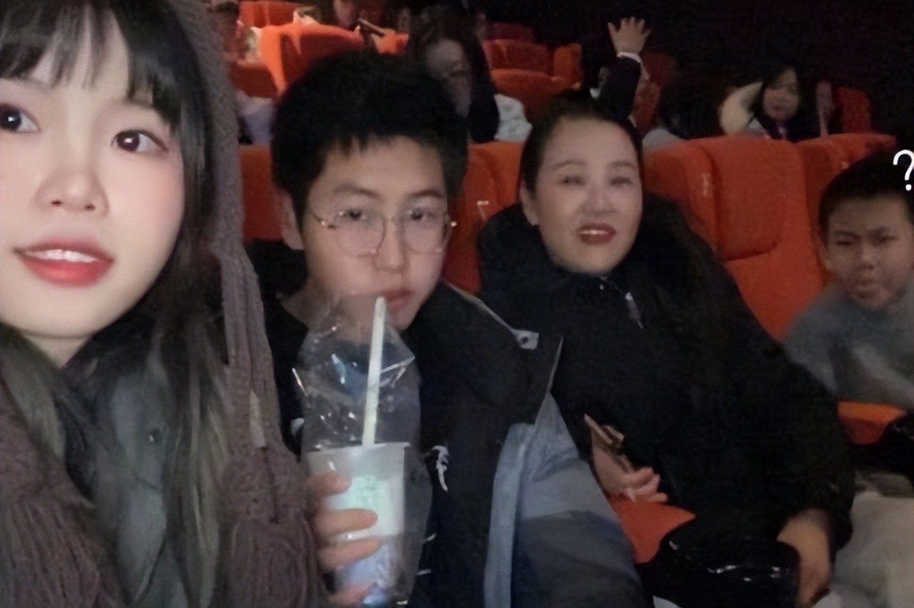 Sun Zhuo fans are amazing!Recognizing Zhuo Zhuo with a sock bracelet ...