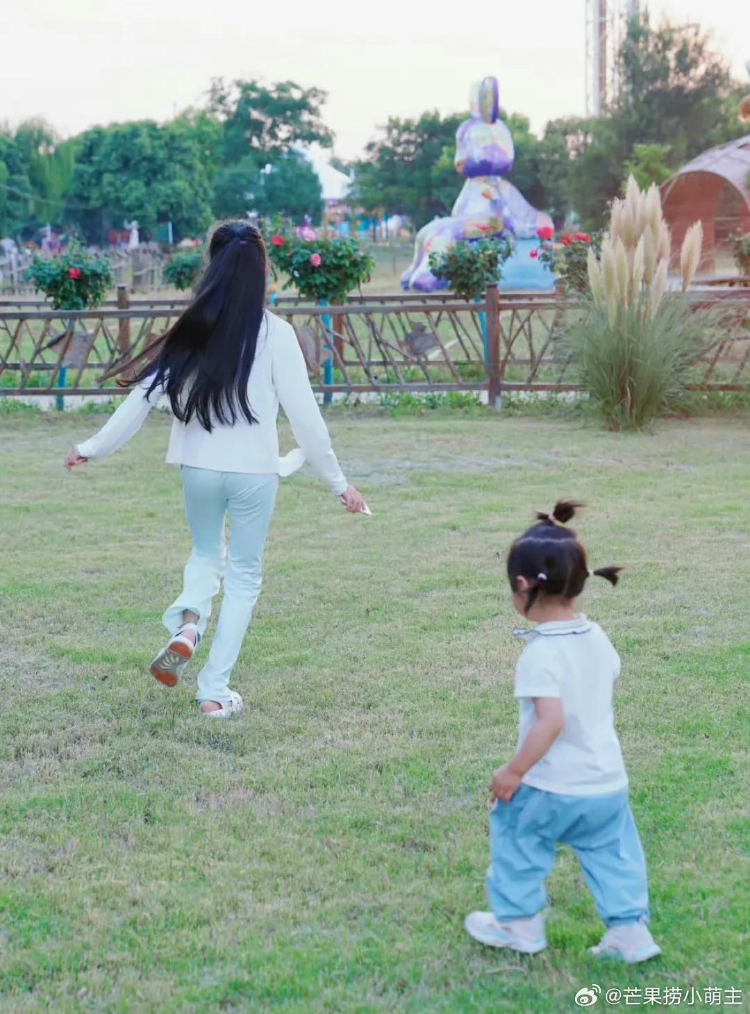 Lei Jiayin's wife posted a photo with her daughter Beibei is a tall and ...
