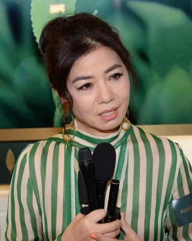 Zhong Chuhong's face is full of wrinkles, but she never looks tender ...