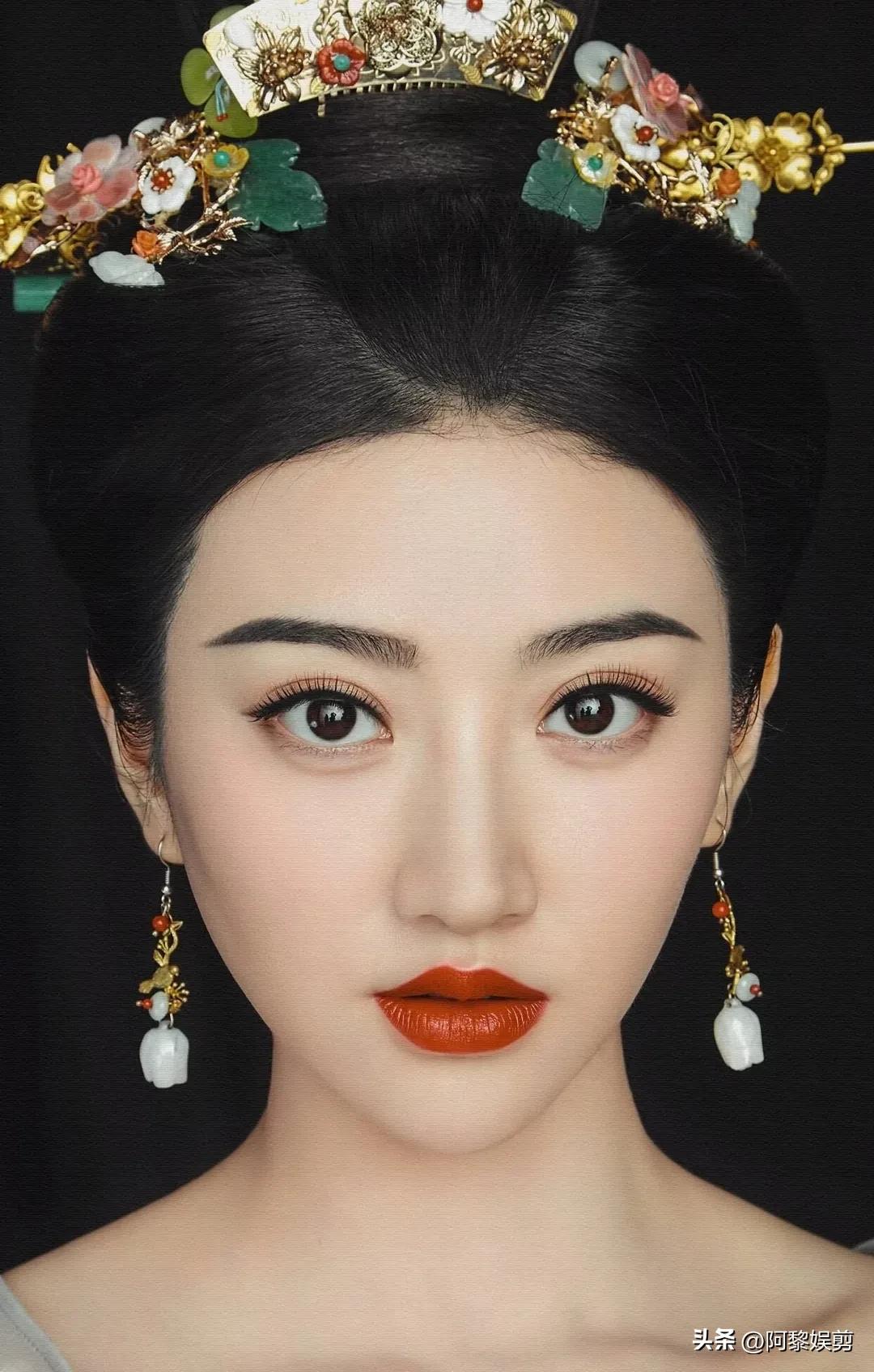 Jing Tian: Pink makeup and jade carving, Chang'e in the moon - iNEWS
