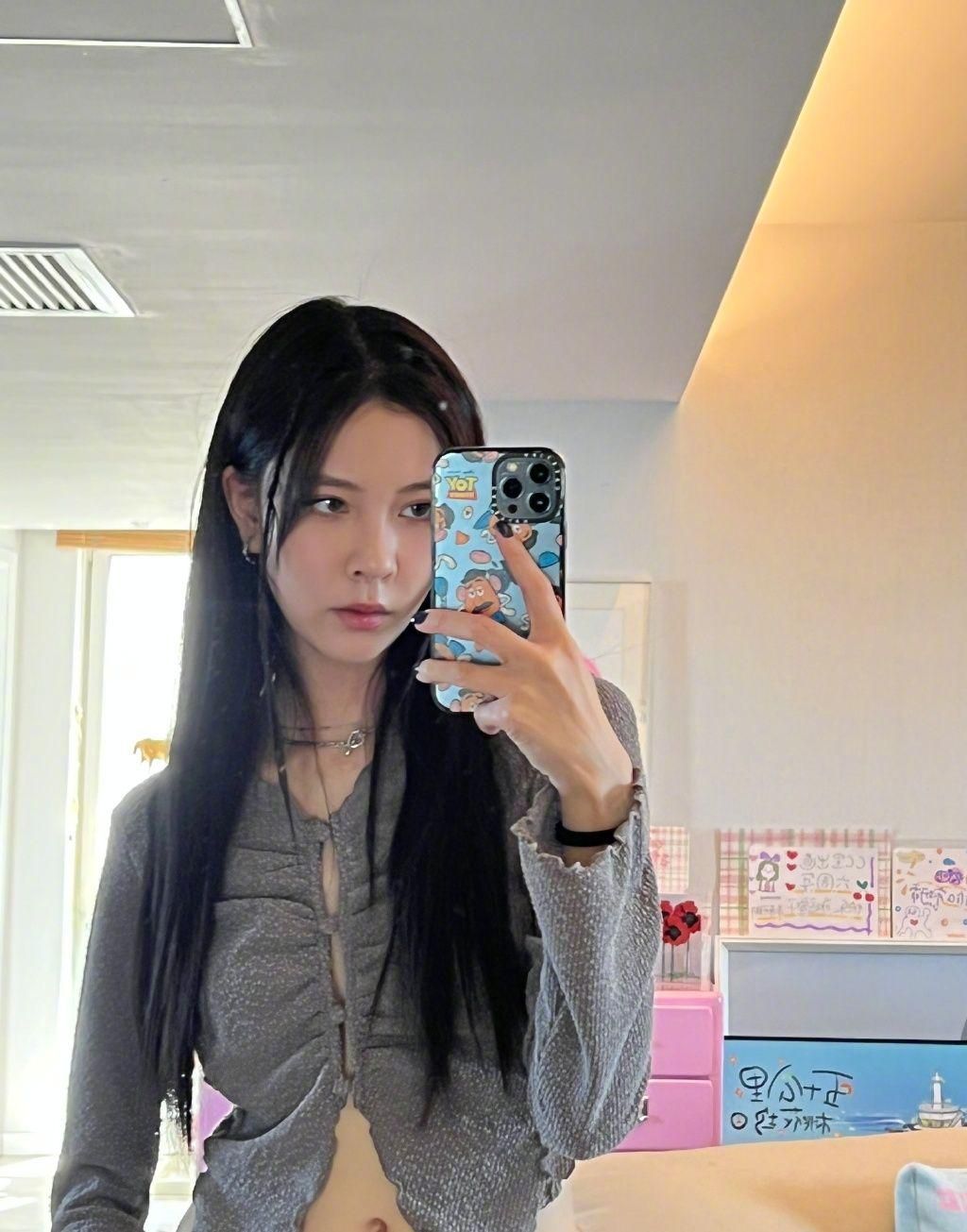 Song Yanfei appeared at the airport, her beautiful breasts were looming, and netizens praised ...