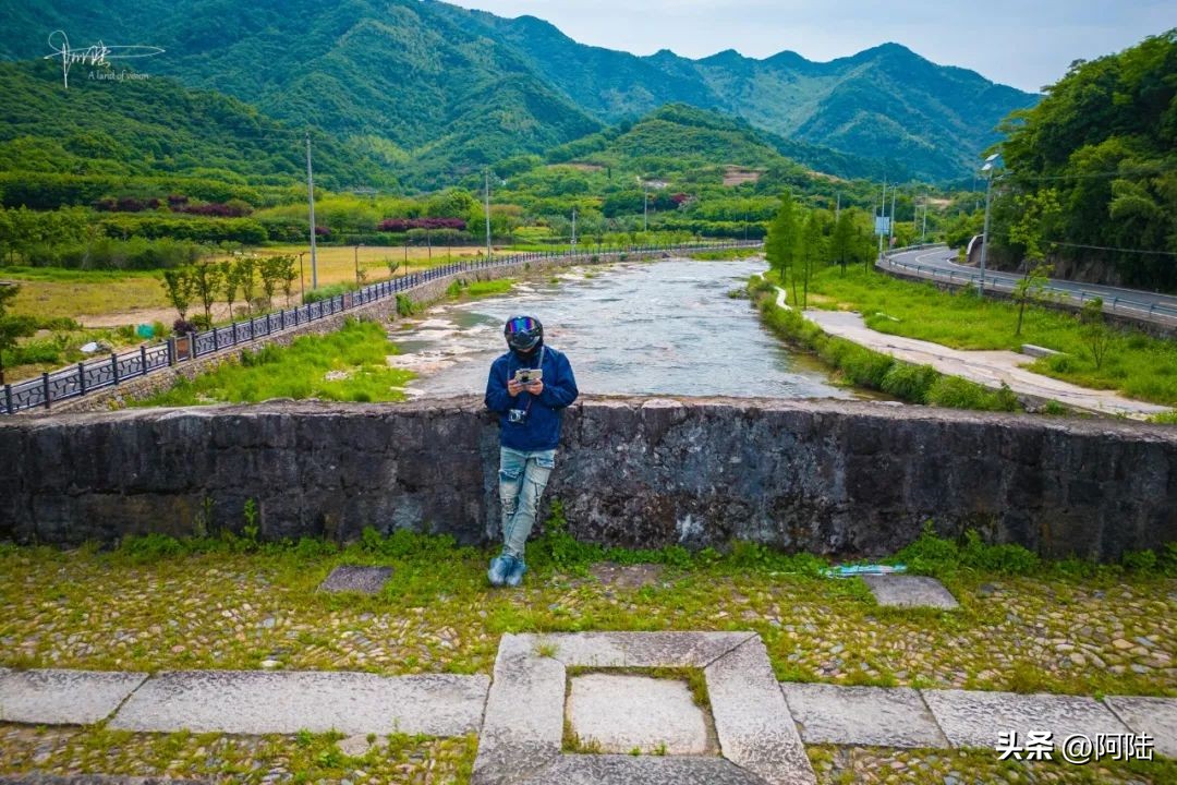 The Guangji Bridge at the foot of the mountain has a unique shape, spanning the Yintan River ...