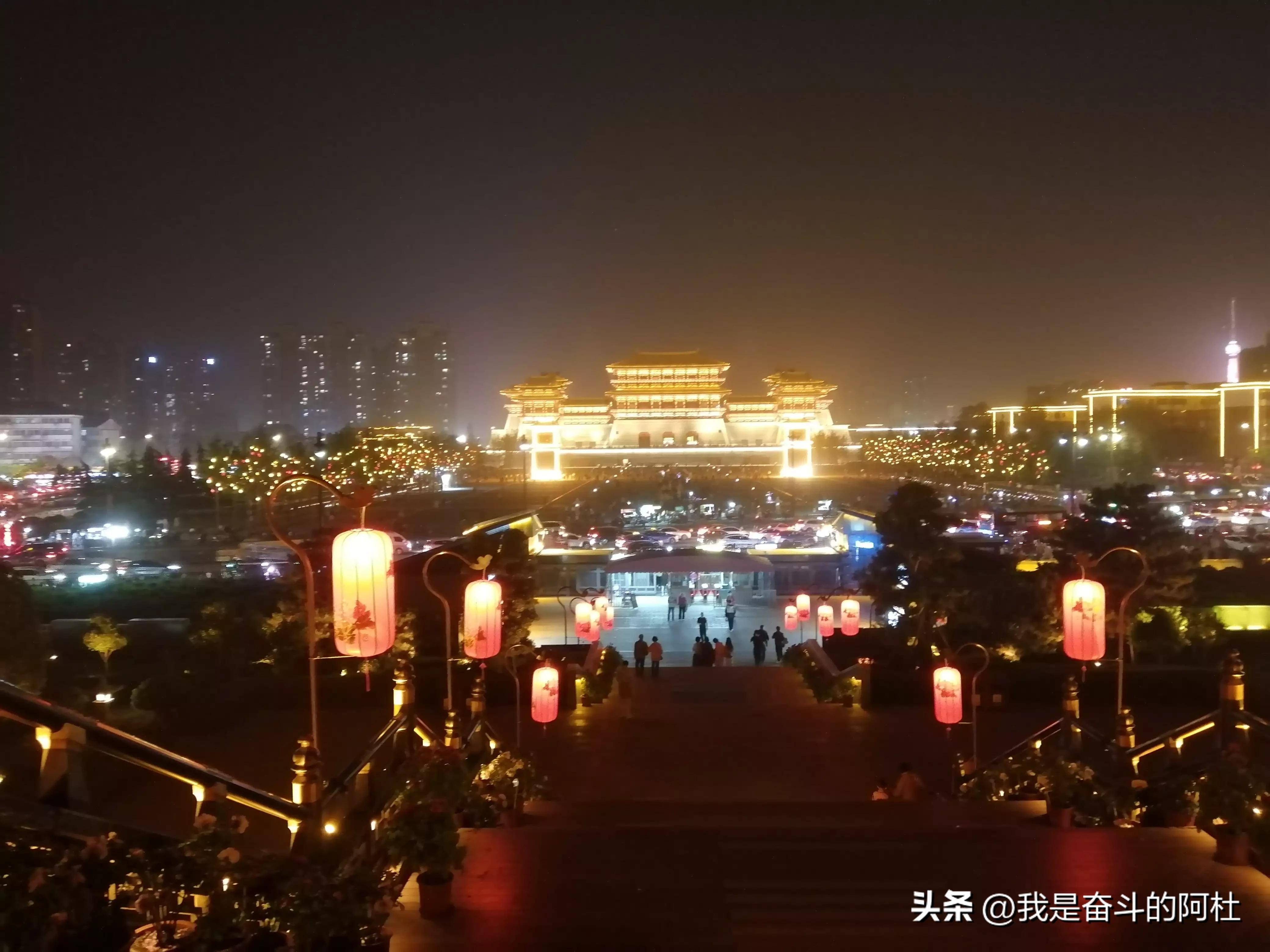 Visiting the Mingtang at night, you can see the grandeur... - iMedia