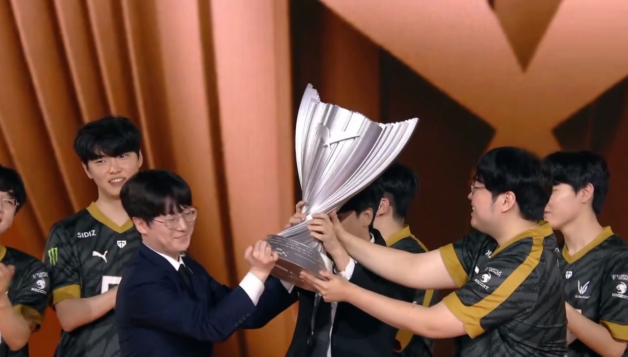 LCK recreated the famous scene, dancing after defeating Faker, amusing the audience, and Korea ...