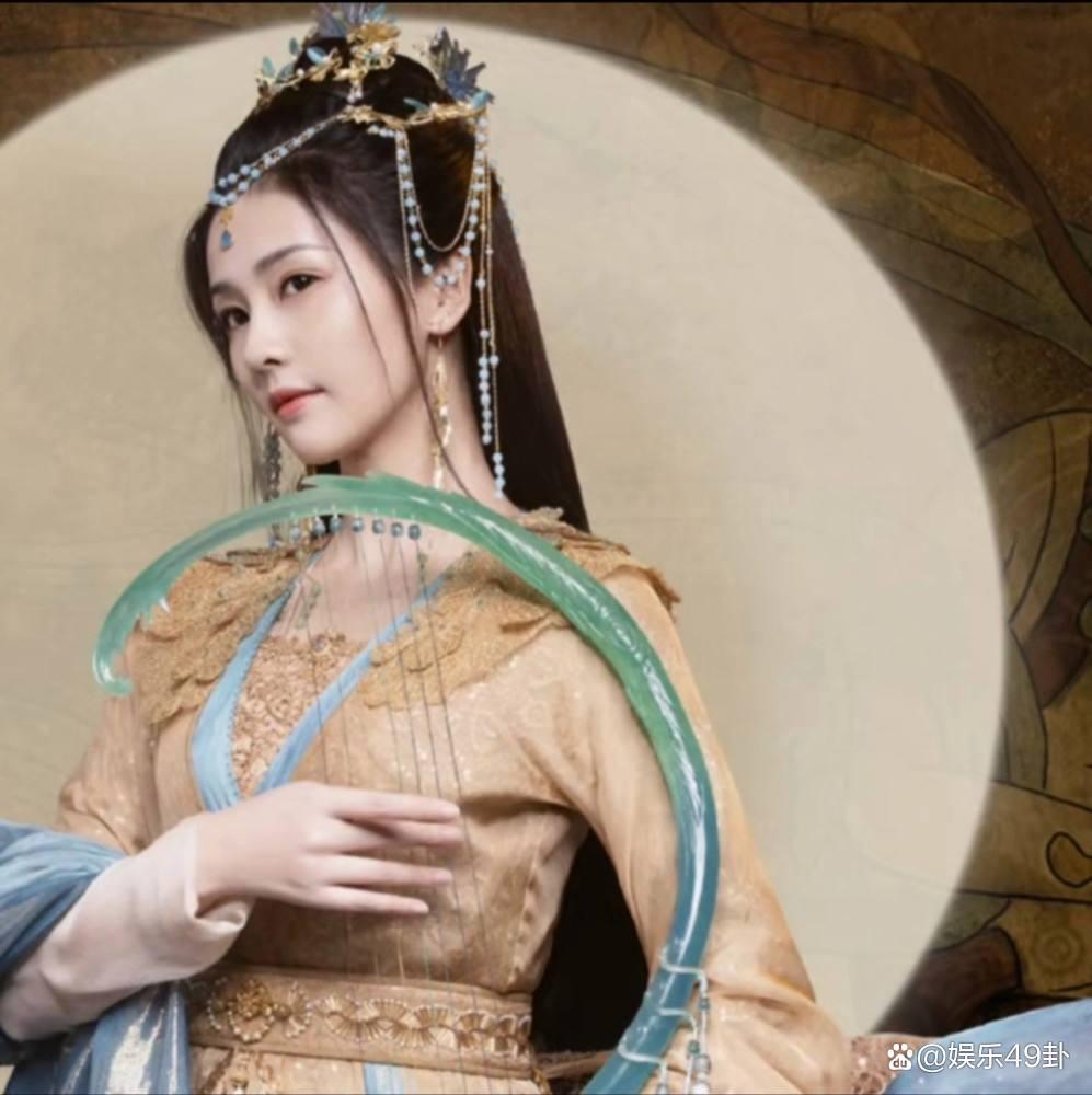 Luo Yunxi and Bai Lu are two, and one person has to be "Long Moon Ember ...