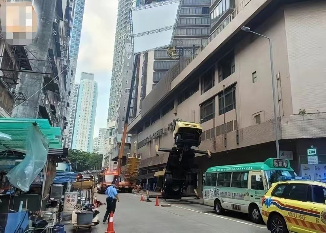 Another crew accident! 8 people were injured when the lift platform ...