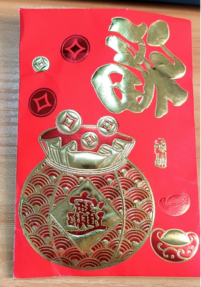 The doctor returns the red envelope skillfully, showing the benevolence ...