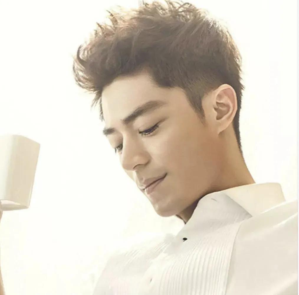 Huo Jianhua was secretly photographed at a party with his friends ...