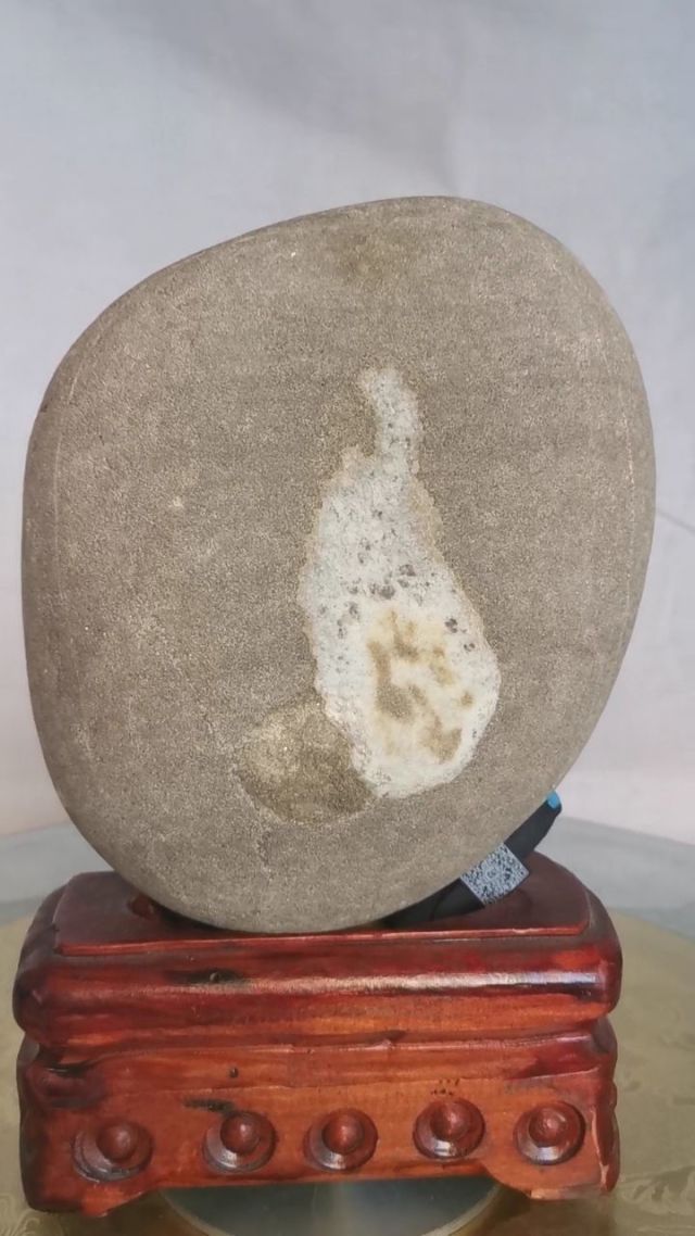Mr. Liu accidentally dug up a top-quality strange stone, named "Chang'e ...