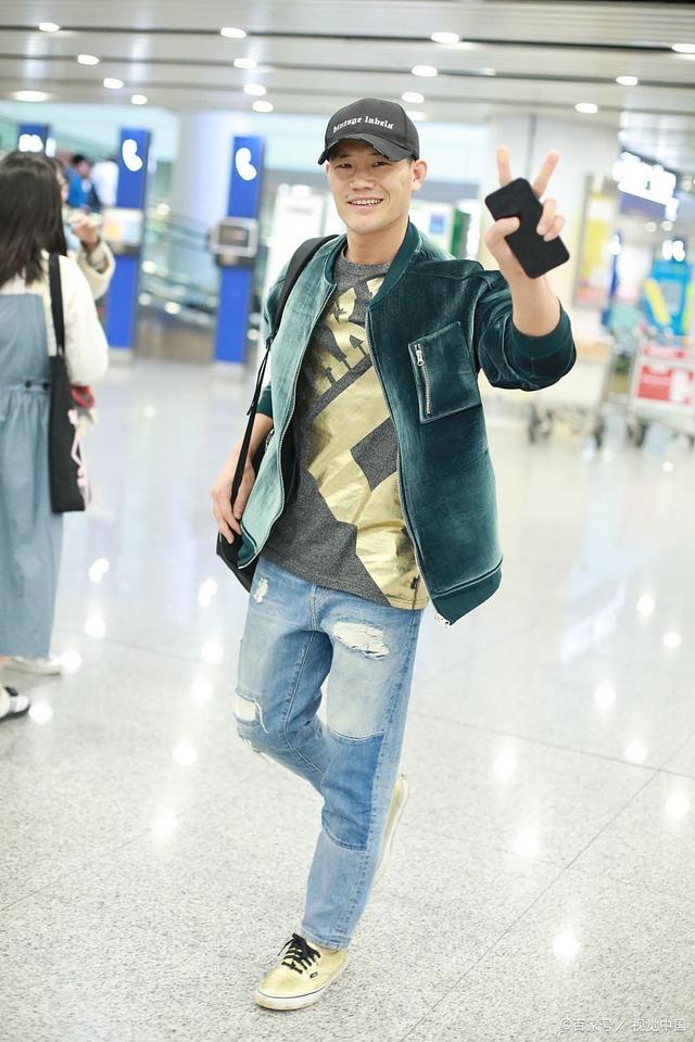 "Xiao Bing Zhang Ga" Xie Mengwei donated materials for a three-day trip ...