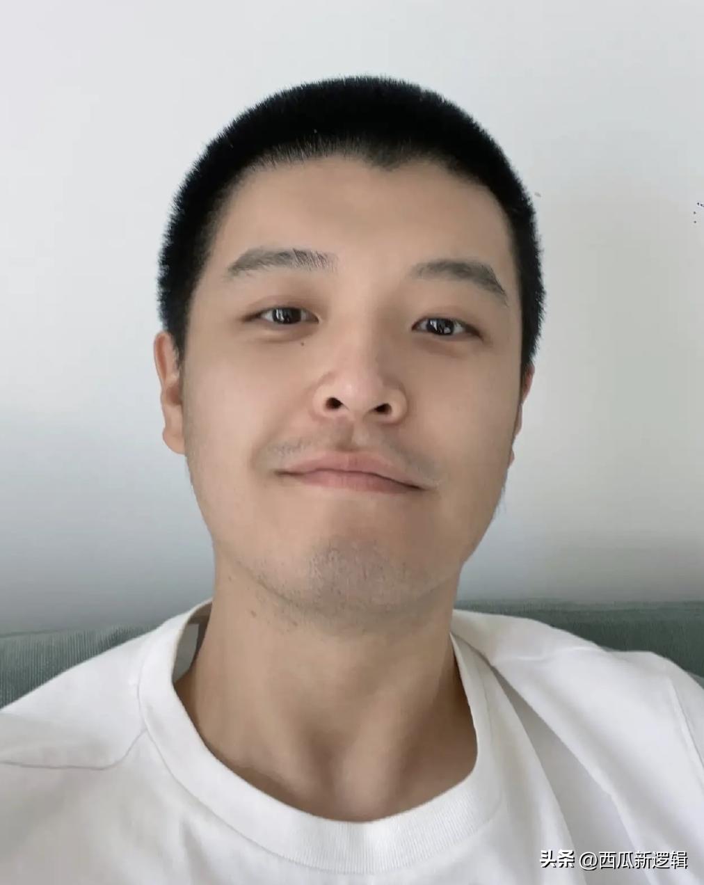 Li Chun and Ma Di were photographed playing intimately at the airport ...