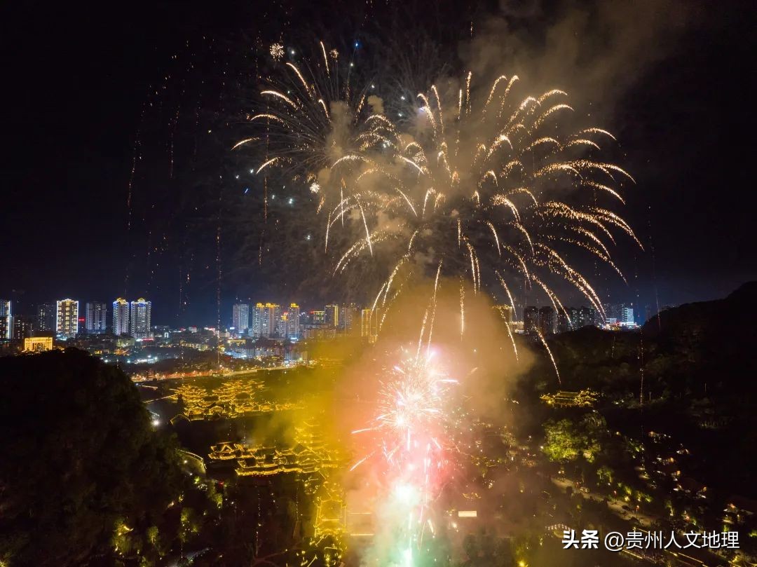 visual feast! Thousands of people weaving gold fireworks show - iMedia