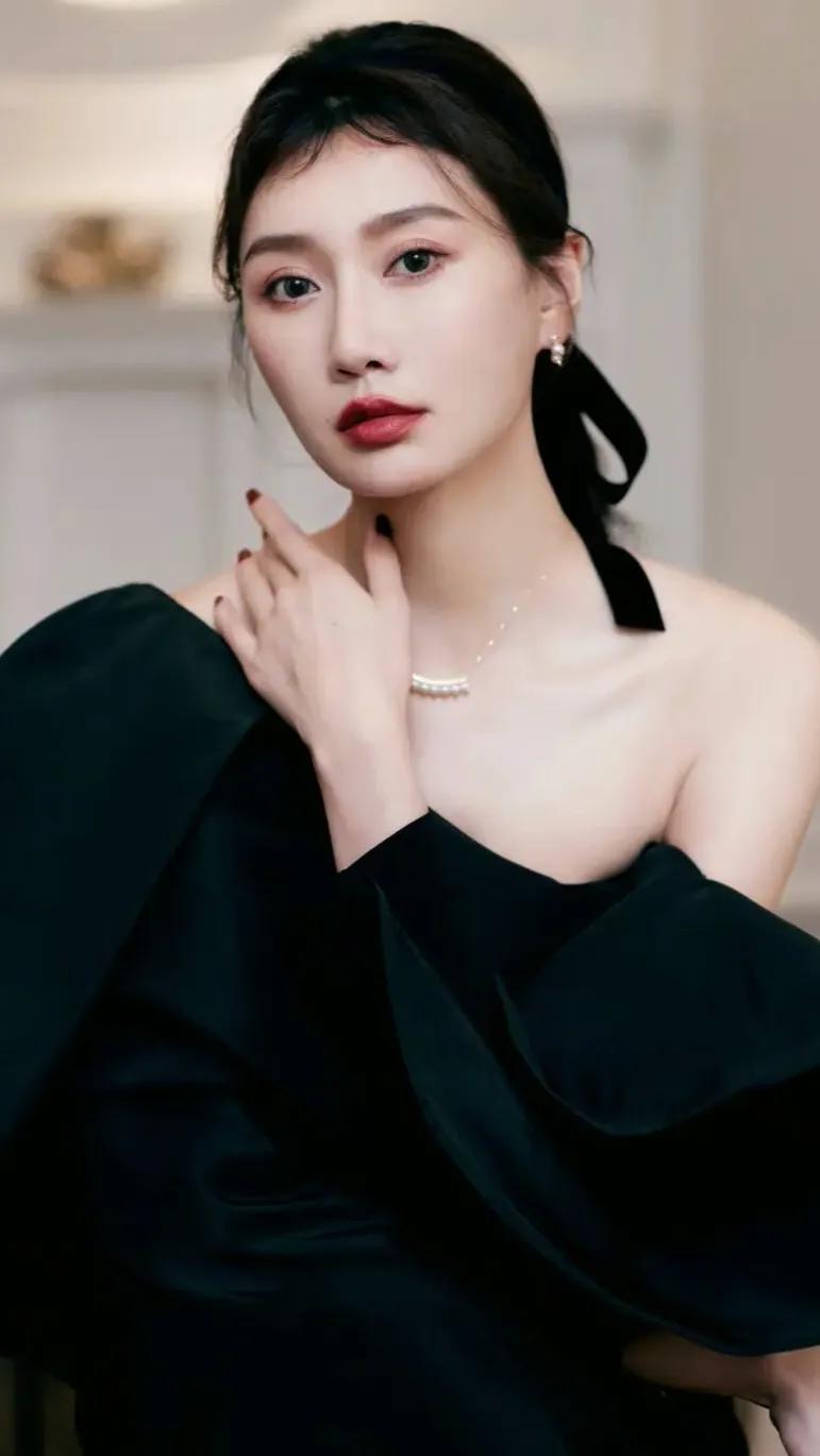The Pretty Lady in Hosting World. Li Siyu - iNEWS