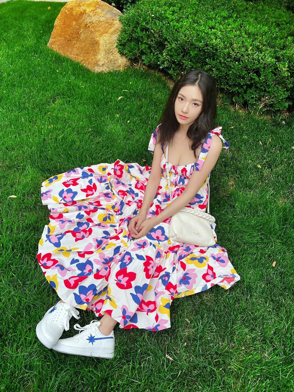 Lin Yun's long hair fluttering floral dress outdoor photo - iNEWS