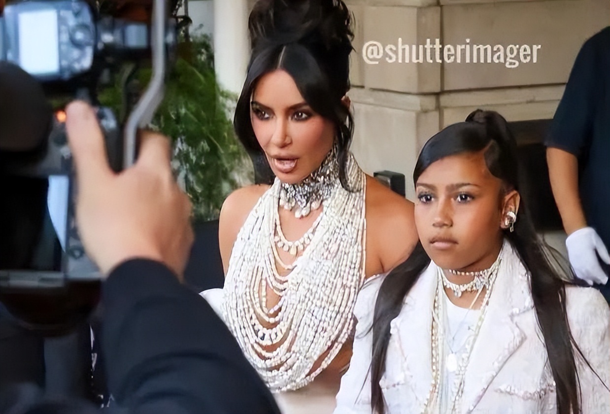Almost naked! Kim Kardashian uses pearls to cover her body, she is ...